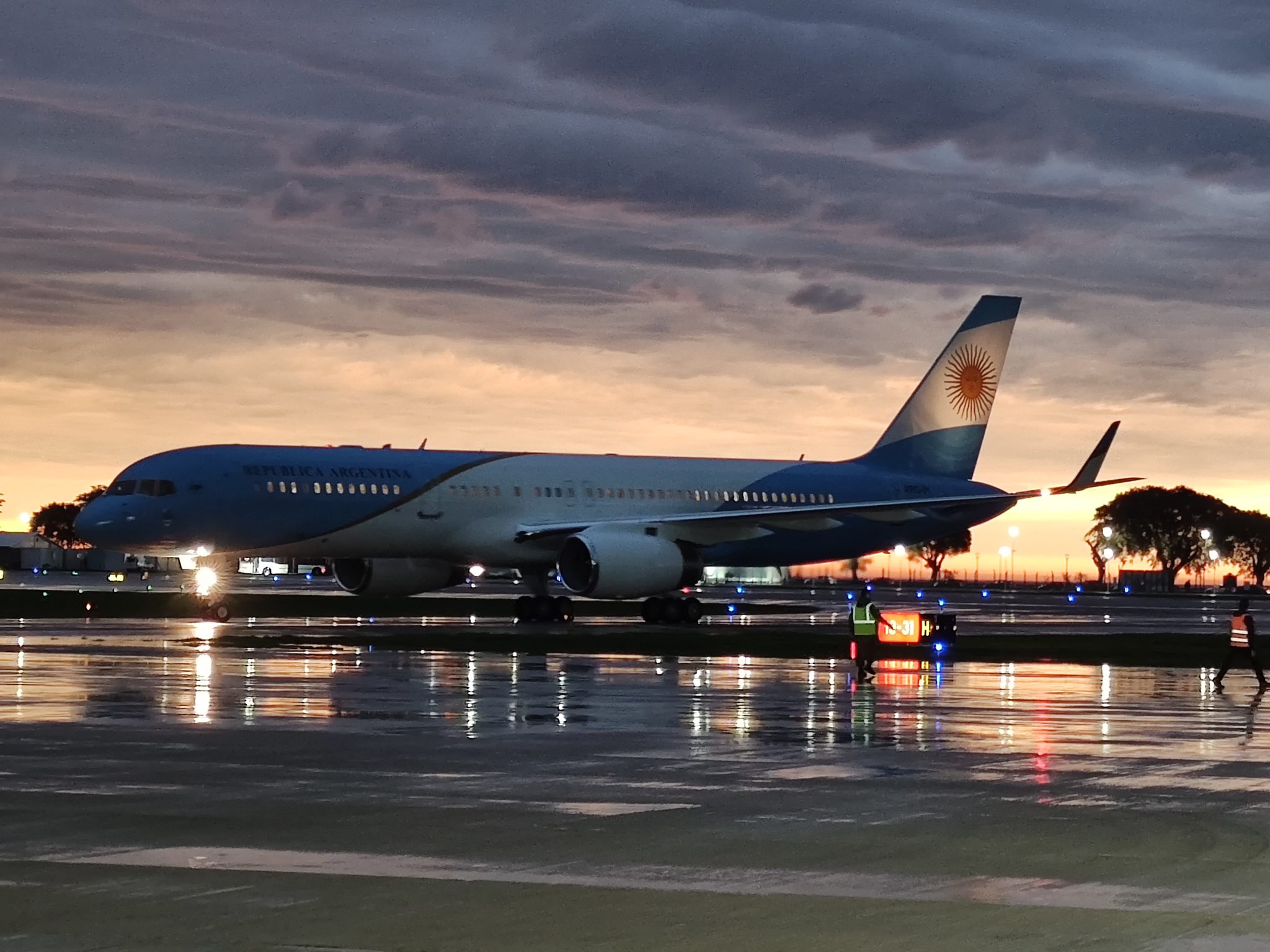 NUEVO AVIÓN PRESIDENCIAL. ESPECTACULAR ARRIBO DEL ARG-01 BOEING 757. RASANTE, ATERRIZAJE Y ...
