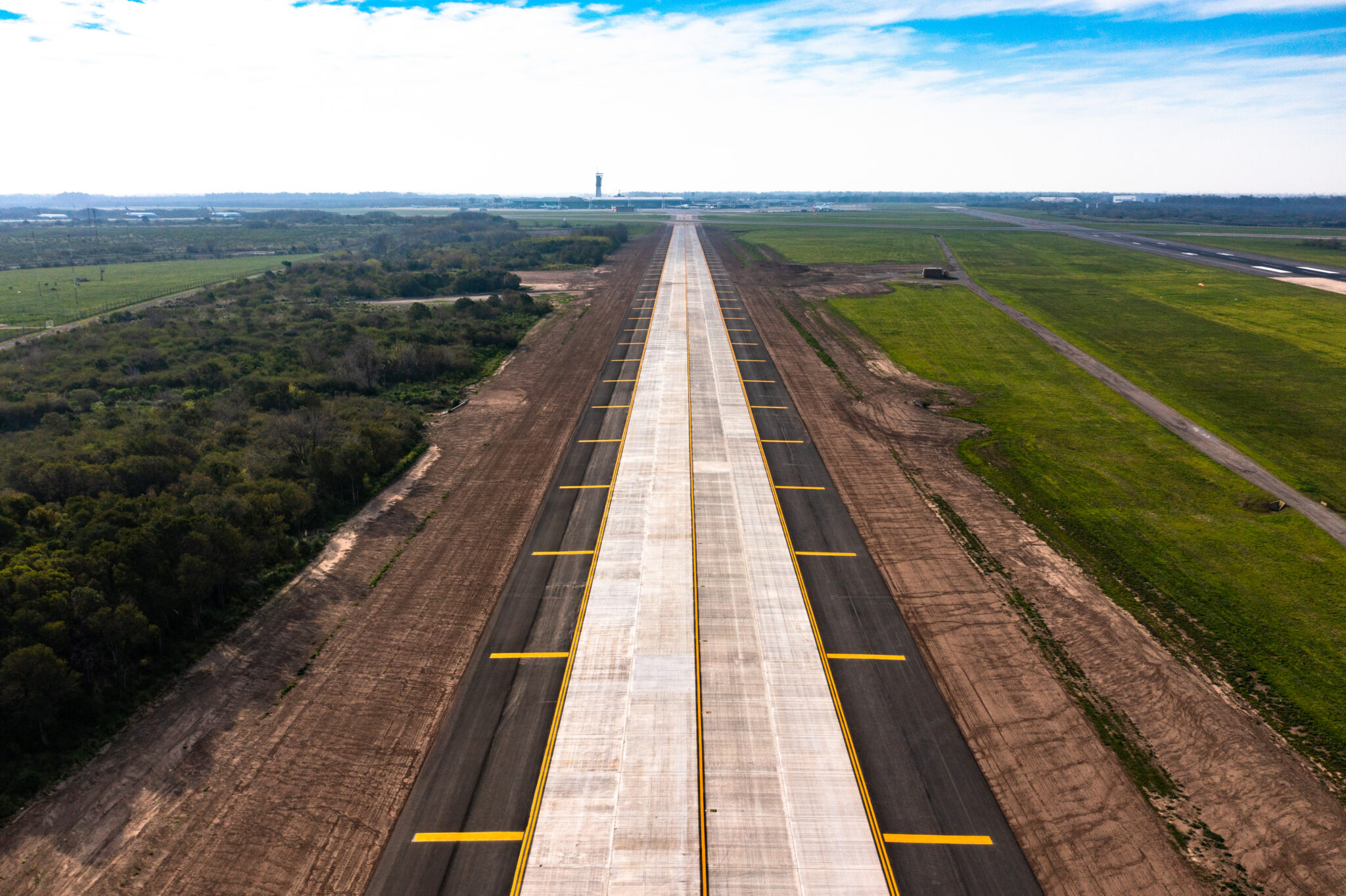 AEROPUERTO DE EZEIZA. FUE HABILITADO EL RODAJE DE LA PISTA SECUNDARIA ...